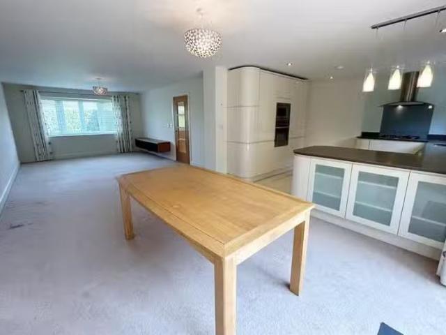 Just in! 3 bedroom detached house for rent in Merley, BH21