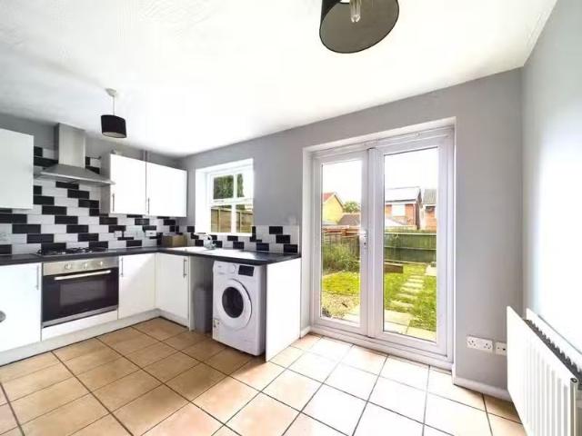 Nice 3 bedroom end of terrace house for rent in Bye Mead, Emer.