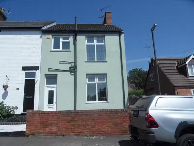 Cheap 3 bedroom end of terrace house for rent in Stirland Stre.