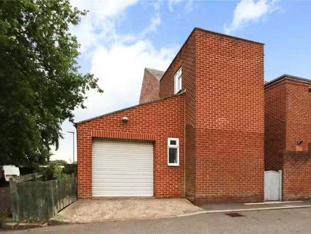 For Rent! 3 bedroom End Terrace House to rent, Rockwood Garden.