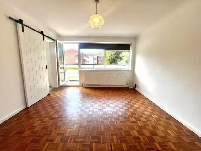 Deal! 3 bedroom flat for rent in Athelney Court, Gervis Road.