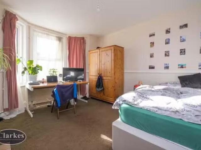 Deal! 3 bedroom flat for rent in Large three bedroom first flo.