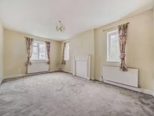 Deal! 3 bedroom flat to rent in London, NW11