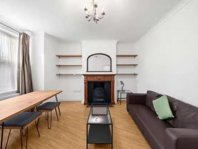 Unique 3 bedroom flat to rent in London, NW2 5NP