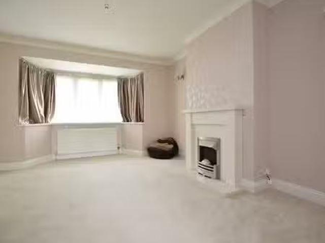 Cozy 3+ bedroom house to rent in Sandhurst Road, Orpington, Ke.
