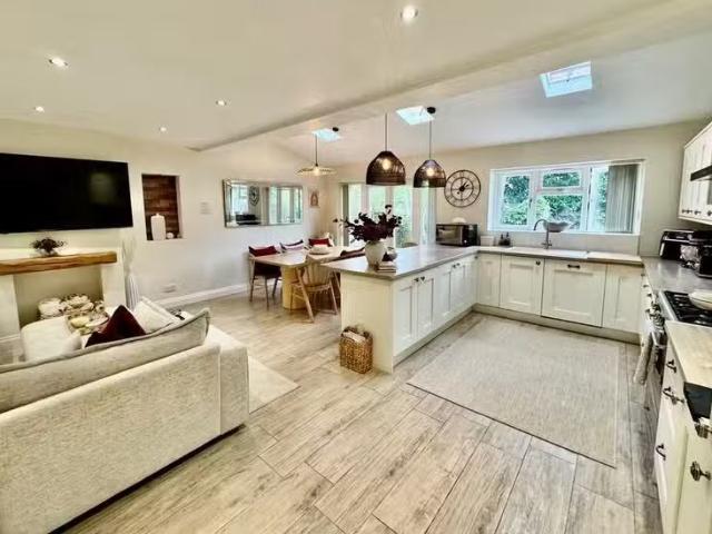 Unique 3 bedroom link detached house for rent in Miall Road, H.