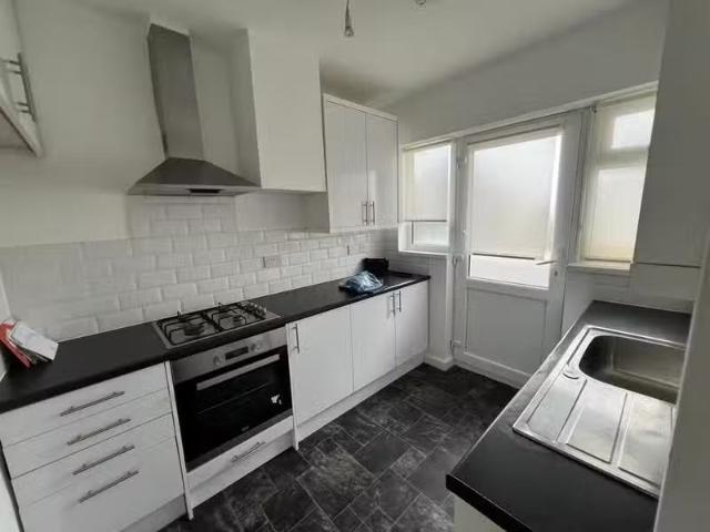 Just in! 3 bedroom maisonette for rent in Farringdon House, St.