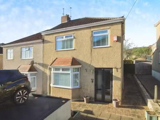 Deal! 3 bedroom semi detached house for rent in Neville Road.