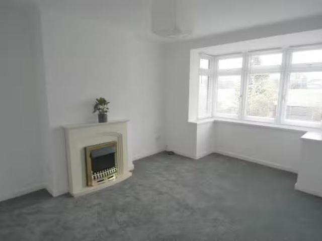 Cheap 3 bedroom semi detached house for rent in Hall Drive, Gr.