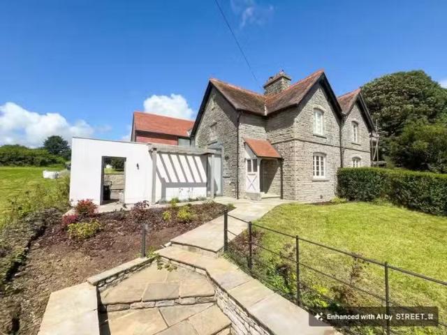 Charming 3 bedroom semi detached house for rent in Llandough.