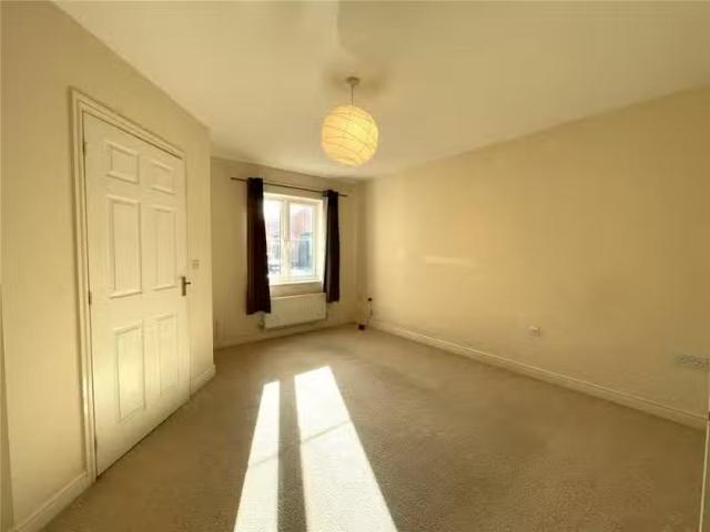 Cheap 3 bedroom semi detached house for rent in Thestfield Dri.