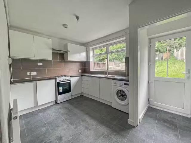 Deal! 3 bedroom semi detached house for rent in Wallace Road.