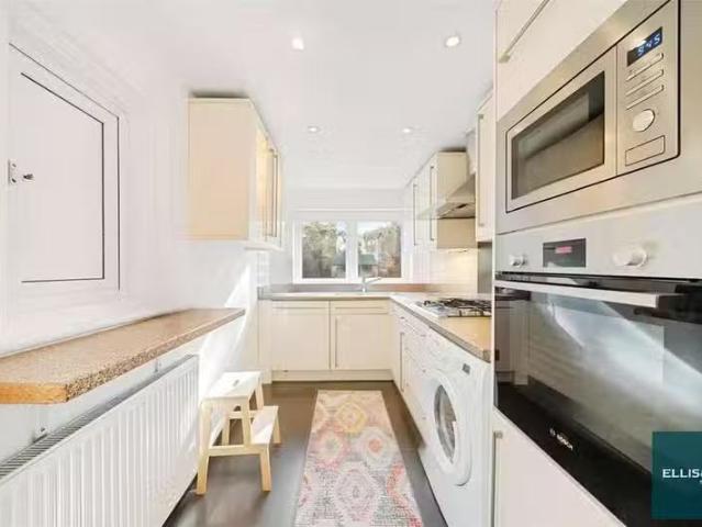 Just in! 3 bedroom semi detached house to rent in Golders Gree.