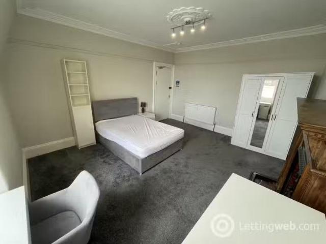 Rental! 3 BR Property to rent in 33 Commercial Street