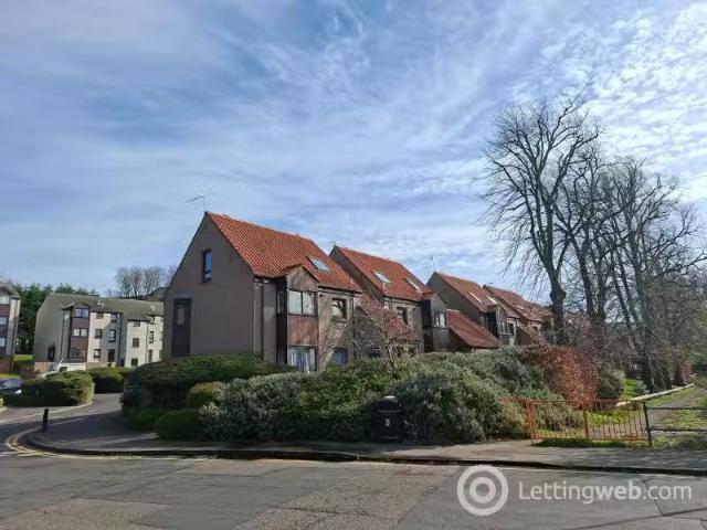 Cozy 3 BR Property to rent in Greenside Court, St Andrews, Fif.