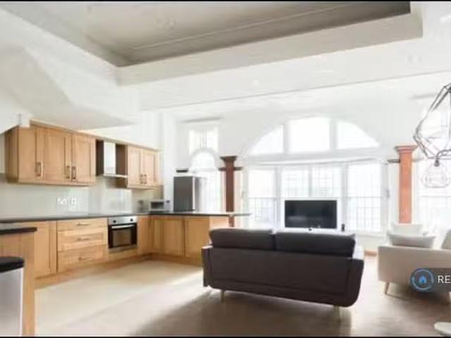 Rental! 4 BA 3 bedroom flat for rent in College Green, Bristol.