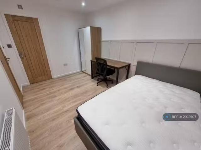 For Rent! 4 BA 1 bedroom house share for rent in John Rous Ave.