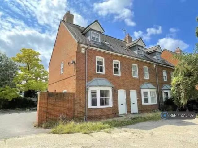 Nice 4 BA 4 bedroom semi detached house for rent in Elgar Bret.