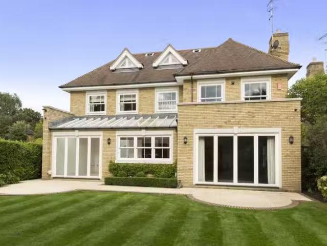 Rental! 4 BA 5 bedroom property to let in Gainsborough Place.