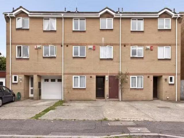 Just in! 4 BA 6 bedroom terraced house for rent in Mc William.