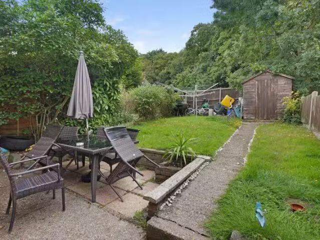 Nice 4 bedroom terraced house for rent in Tunstall Road, Cante.