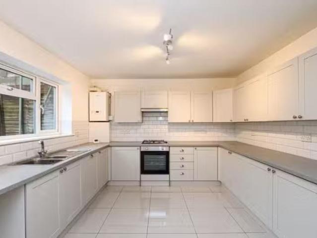 Unique 4 bedroom terraced house for rent in Vale Road, Portsla.