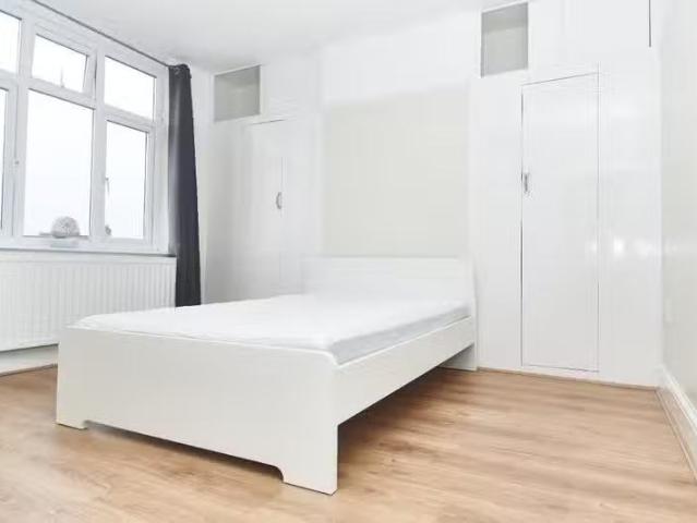 Deal! 4 bedroom terraced house for rent in Heyford Avenue, Eas.