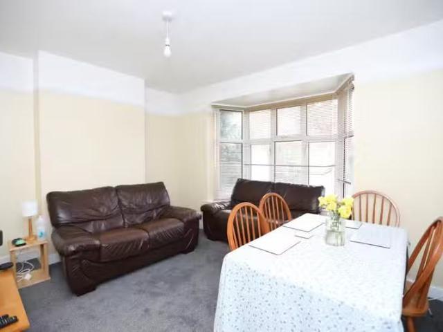 For Rent! 4 bedroom terraced house for rent in Home Gardens, W.