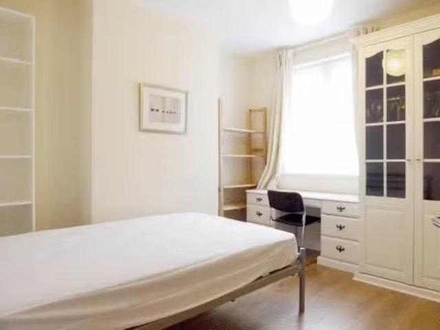 Rental! 4 bedroom terraced house for rent in Lottie Road, Sell.