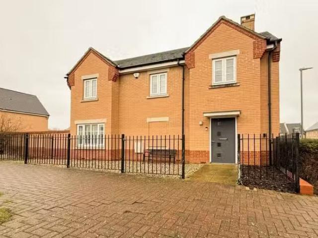 Charming 4 bedroom detached house for rent in Kensington Road.