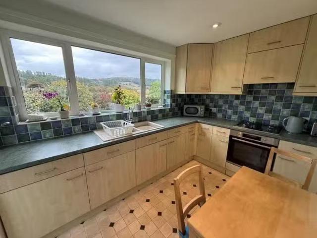 Nice 4 bedroom detached house for rent in Lowfield Crescent, S.