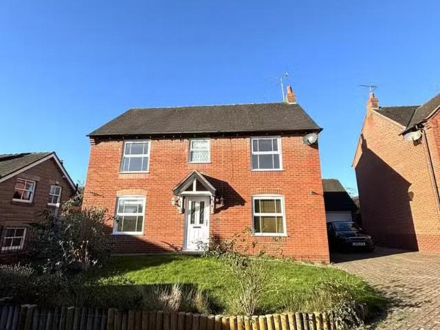 Nice 4 bedroom detached house for rent in Sundial Cl, Brailsfo.
