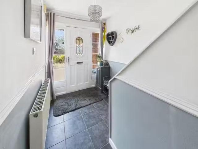 Cozy 4 bedroom semi detached house for rent in Oaklands Avenue.