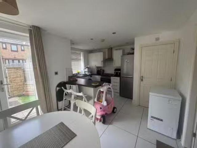 Rental! 4 bedroom semi detached house for rent in Lingwood Gar.