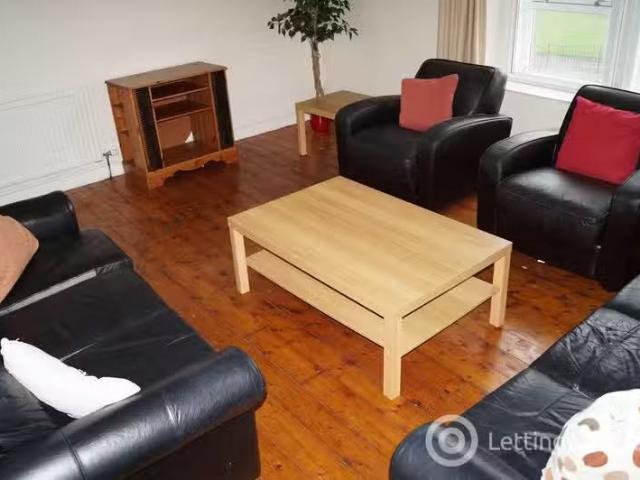 Nice 4 BR Property to rent in Calsayseat Road, First floor, AB24