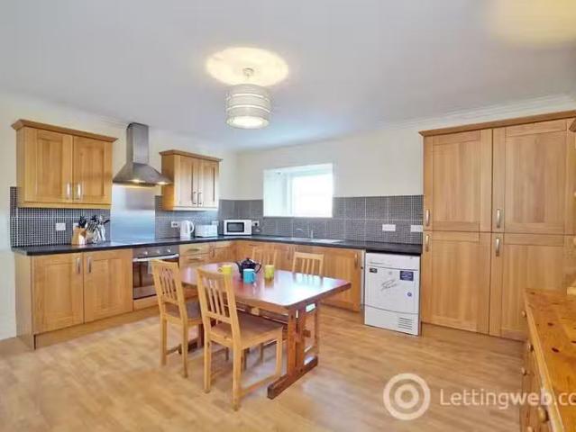 Deal! 4 BR Property to rent in King Street, Aberdeen, Top Floo.