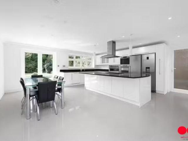 Charming 5 bedroom detached house for rent in Upland Drive, Br.