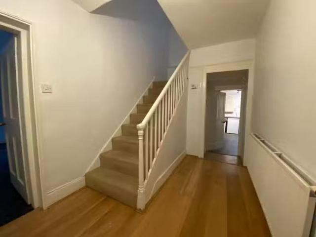 Cozy 5 bedroom detached house for rent in High Street, Trumpin.