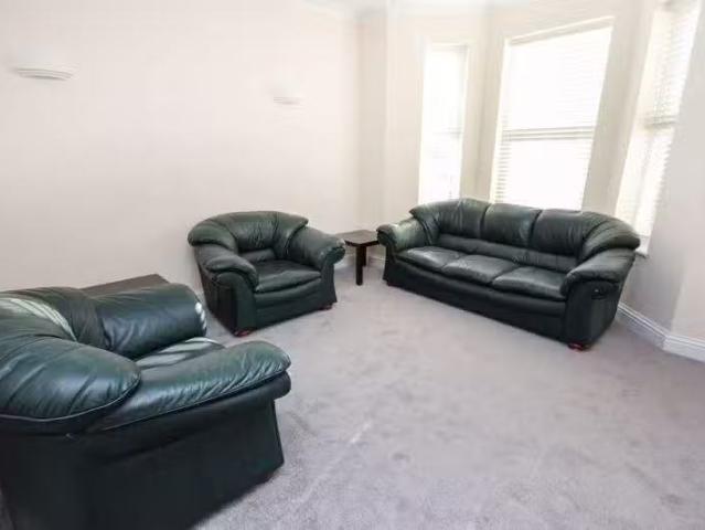 New 5 bedroom detached house for rent in Nortoft Road, Charmin.