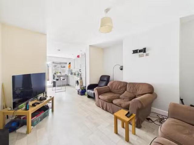 Nice 5 bedroom house for rent in Claverham Road, Fishponds, Br.
