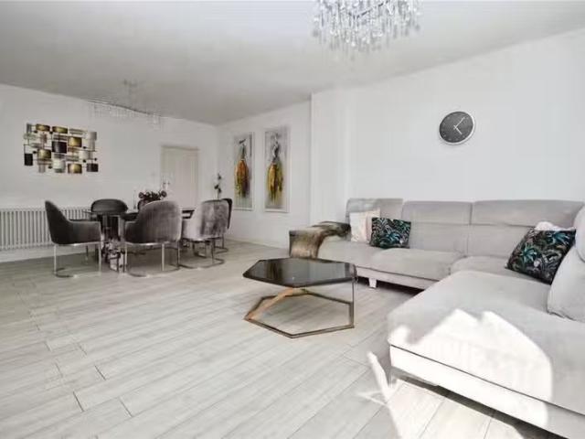 New 5 bedroom Semi Detached Bungalow to rent, Lyndhurst Avenue.