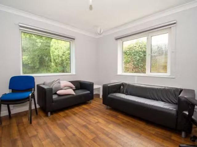 For Rent! 5 bedroom semi detached house for rent in Large 4/5.
