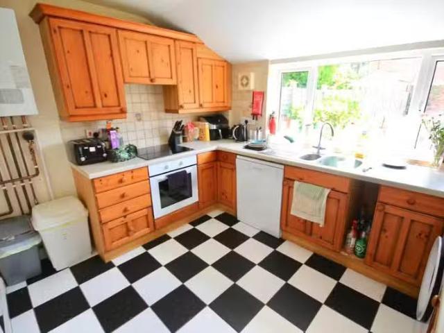 Cozy 5 bedroom semi detached house for rent in Richmond Wood R.