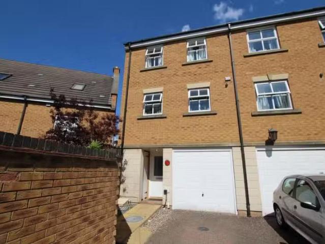 Charming 6 bedroom terraced house for rent in Lancelot Road.