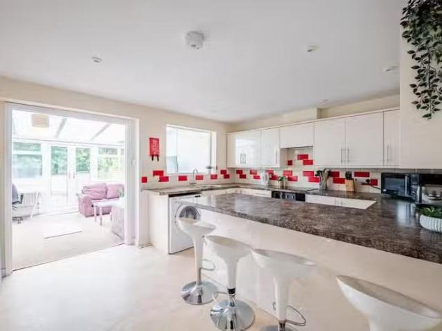 Just in! 6 bedroom terraced house for rent in Stanway Close, B.