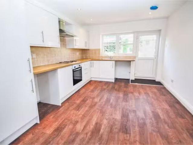 Cheap 6 bedroom detached house for rent in Luxury Student Cott.