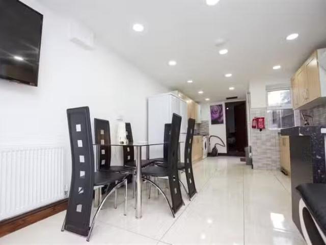 Nice 6 bedroom house for rent in Tiverton Road, Birmingham, We.