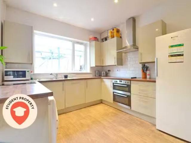 Nice 7 BA 7 bedroom semi detached house for rent in Clift Road.