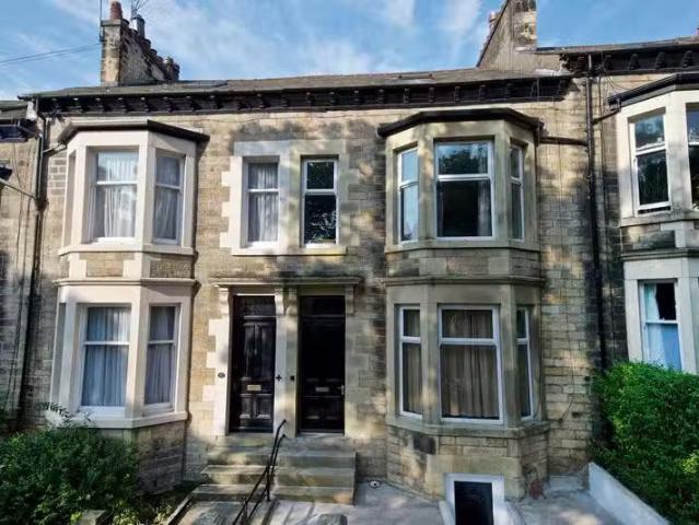 Charming 7 bedroom town house for rent in Dallas Road, Lancast.