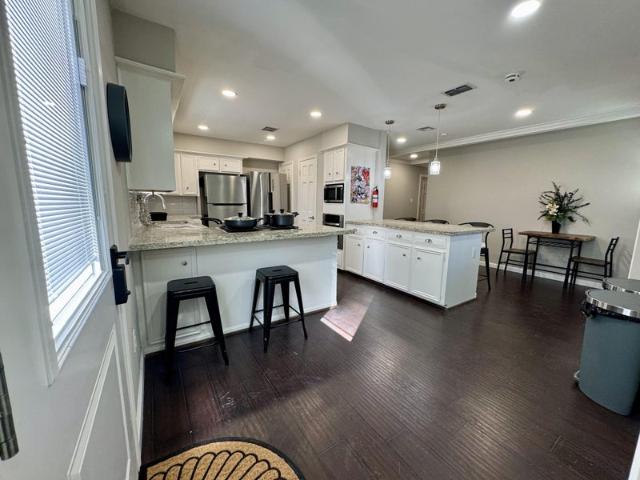 Just Remodeled Spacious, Clean, Comfy, & Convenie